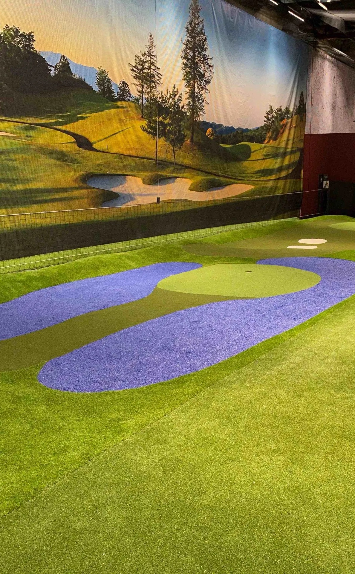 TrackMan-simulaattorit ja lyöntipaikat - Golf Lounge - Keran Hallit